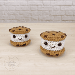 Crochet Cookie Ice Cream Sandwich | Free Crochet Pattern - Virkadia